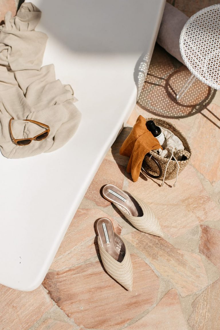 Un mariage épuré et minimaliste à l'hôtel Les roches rouges - la mariee ...