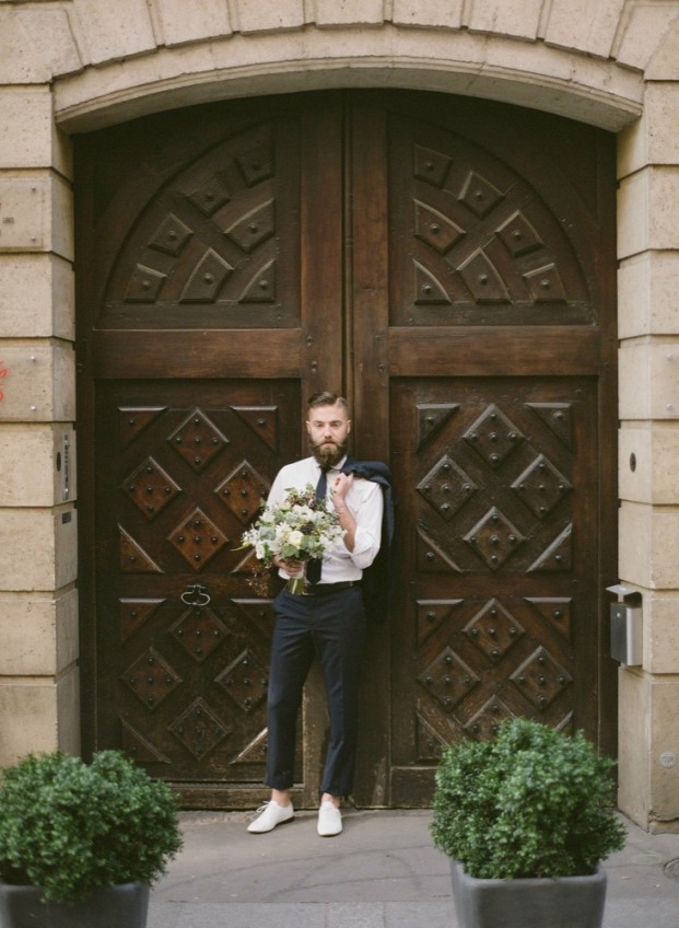 Un marié chic et décontracté | la mariee aux pieds nus