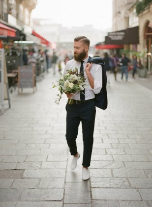 Un marié chic et décontracté | la mariee aux pieds nus