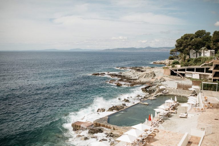 Un mariage épuré et minimaliste à l'hôtel Les roches rouges - la mariee ...