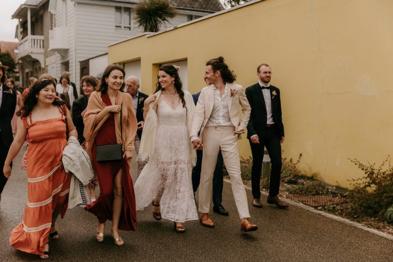 Un mariage simple et bohème à Guerande - la mariee aux pieds nus