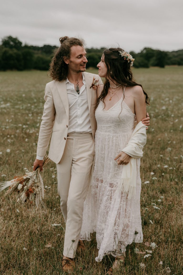 Un mariage simple et bohème à Guerande - la mariee aux pieds nus