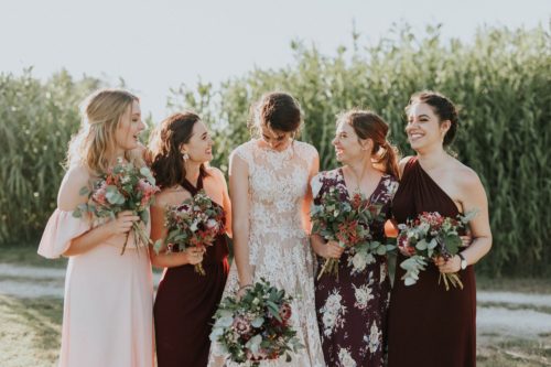 Un mariage en rose et bordeaux en Provence