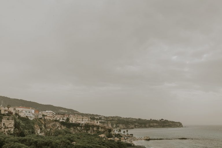 Un mariage à la Villa Paola à Tropea en Italie - la mariee aux pieds nus