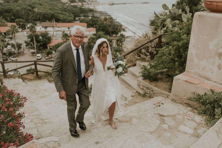 Un mariage à la Villa Paola à Tropea en Italie - la mariee aux pieds nus