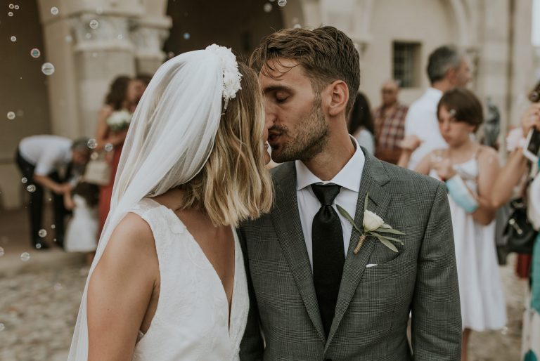 Un mariage à la Villa Paola à Tropea en Italie - la mariee aux pieds nus